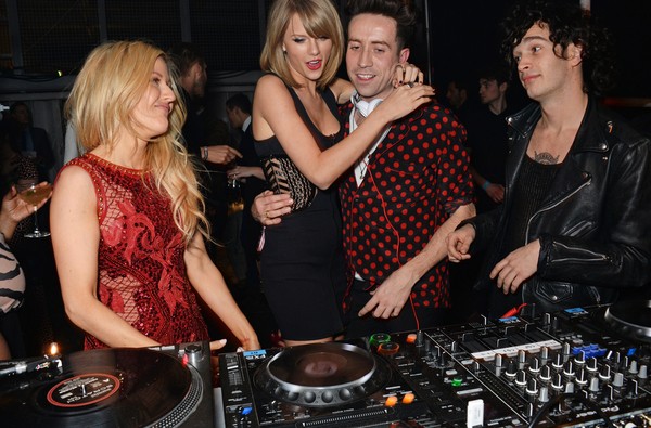 Romance com Taylor Swift faz roqueiro 'beijoqueiro' aposentar pegação ...