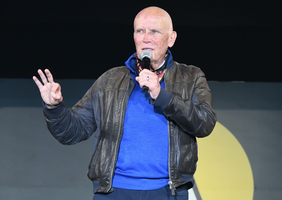 Peter Weller, ator do clássico 'RoboCop', faz aparição rara e aparência ...