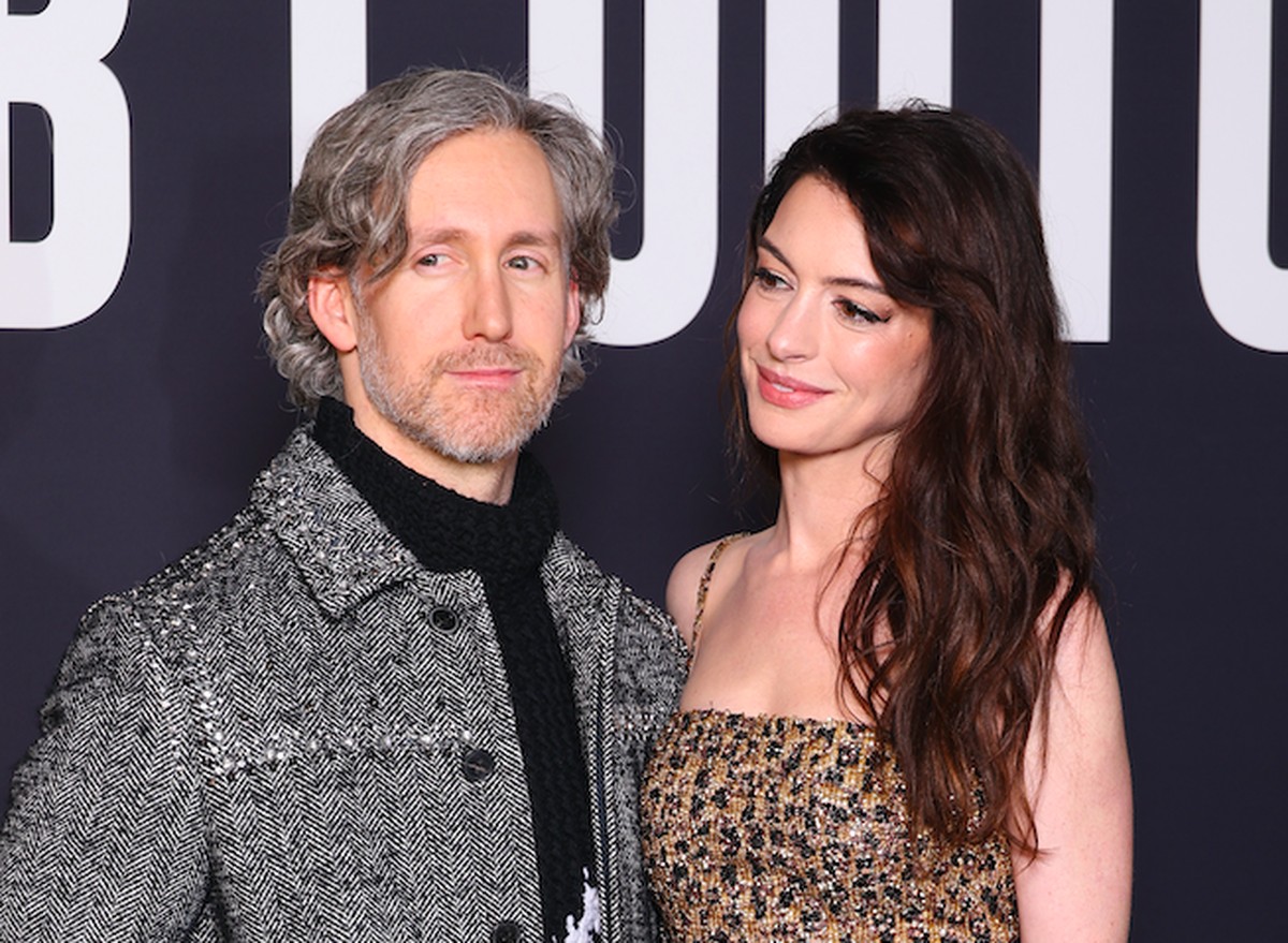 Anne Hathaway faz aparição rara com o marido durante evento de moda em ...