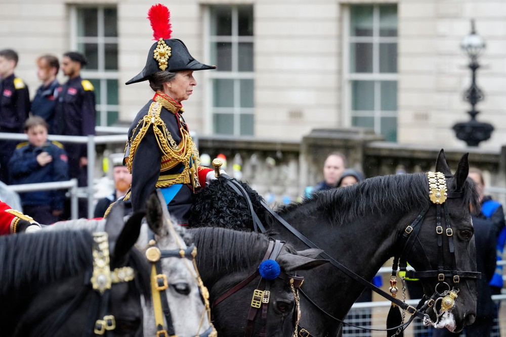 Harry repete 'azar' de Meghan Markle ao ser bloqueado em coroação por ...