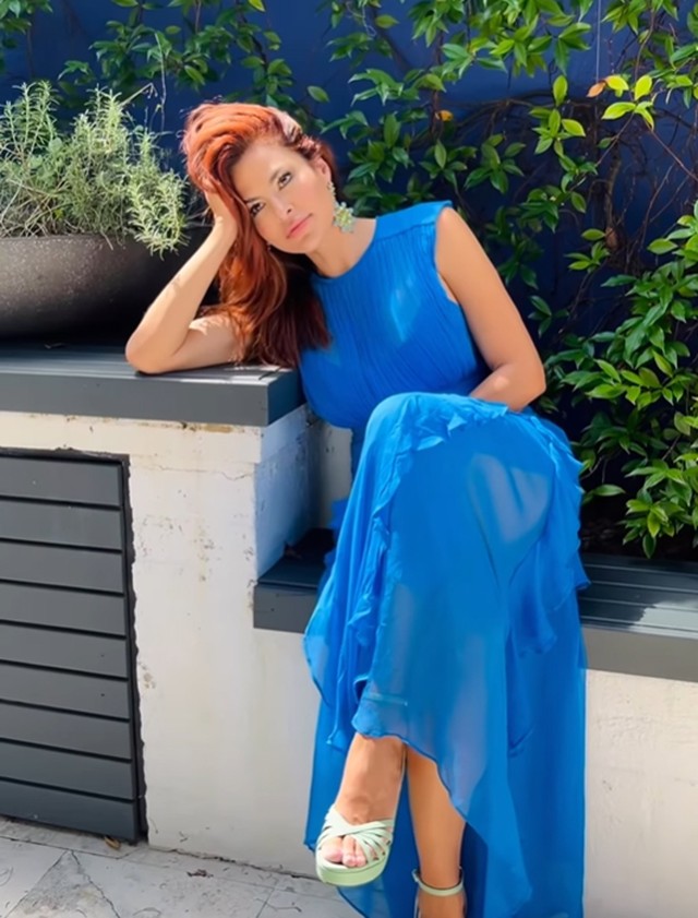 Eva Mendes surpreende fãs com cabelão vermelho e 'culpa' hormônios