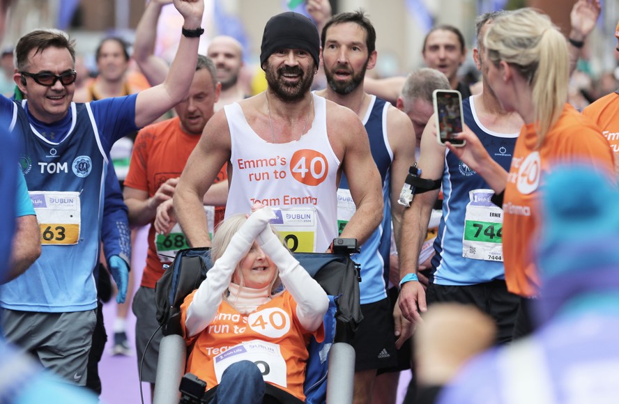 Colin Farrell completa maratona conduzindo amiga em cadeira de rodas