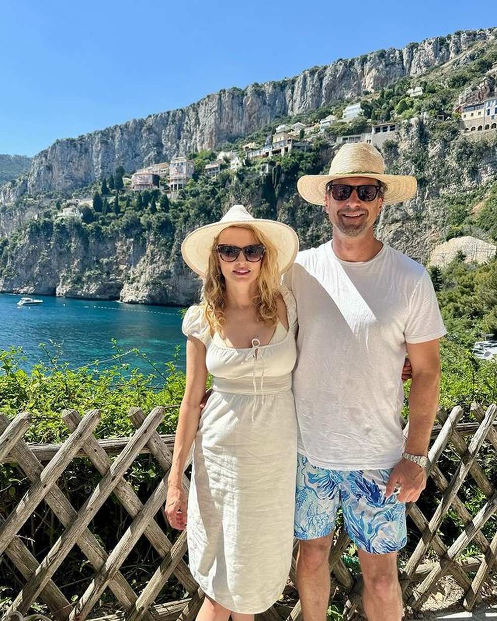 Heather Graham, musa da década de 1990, faz 'prova' de biquínis em iate ...