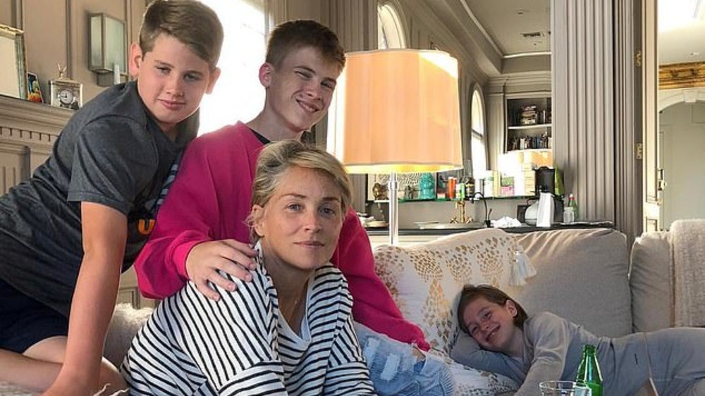 Sharon Stone 'comemora' que filhos se mudaram após passar anos sem ...