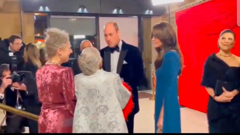 Principe William e Kate Middleton dão as costas para convidados de ...