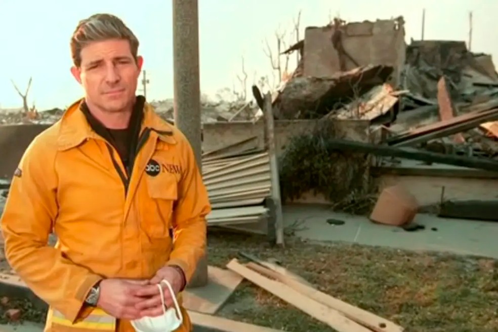 Repórter se emociona ao mostrar a casa de sua tia destruída em incêndio ...