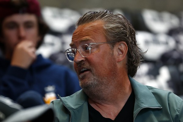 Matthew Perry, astro de ‘Friends’, surge bronzeadaço só no rosto em ...