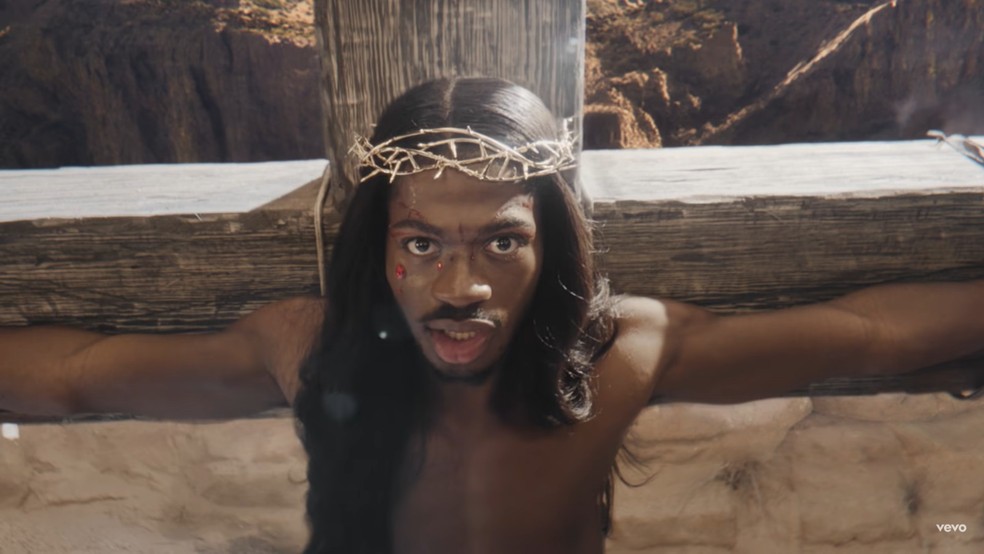 Rapper se veste de Jesus Cristo, joga basquete com o diabo e causa ...