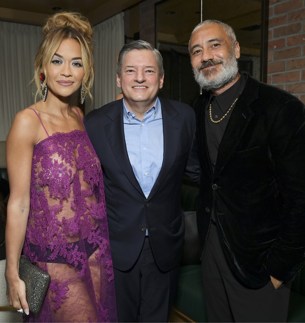 Rita Ora ousa com vestido de renda transparente em evento ao lado do ...