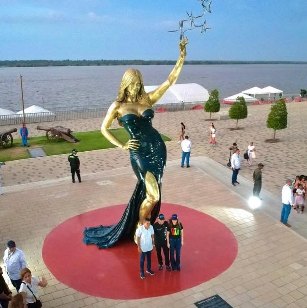 Sofía Vergara ganha estátua de 7 metros na sua cidade natal e fãs ...