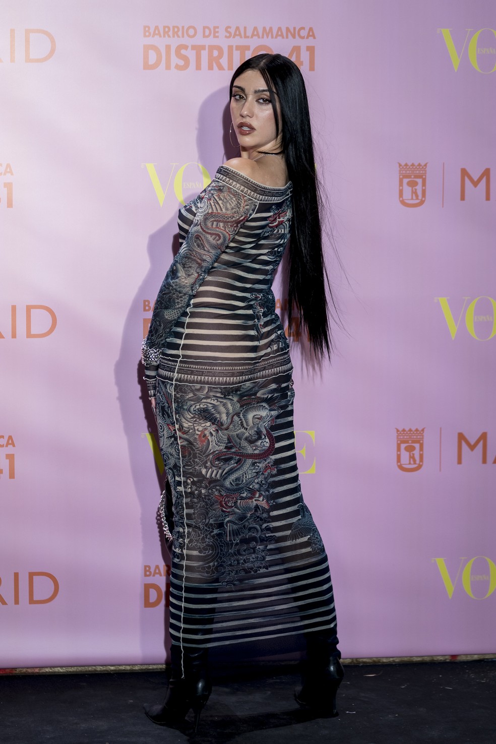 'Rainha da transparência', Lourdes Maria brilha com look revelador