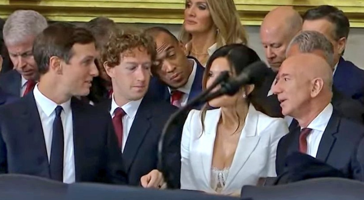 Mark Zuckerberg é flagrado 'conferindo' decote de noiva de Jeff Bezos ...