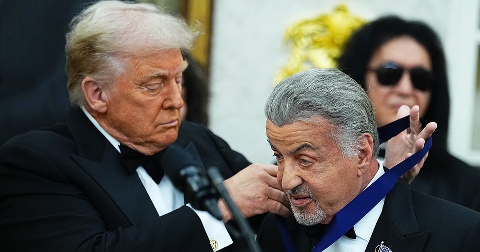 Sylvester Stallone preocupa fãs ao aparecer de bengala em evento com ...
