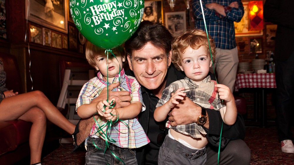 Charlie Sheen deve mais de R$ 81 milhões em pensão para os filhos ...