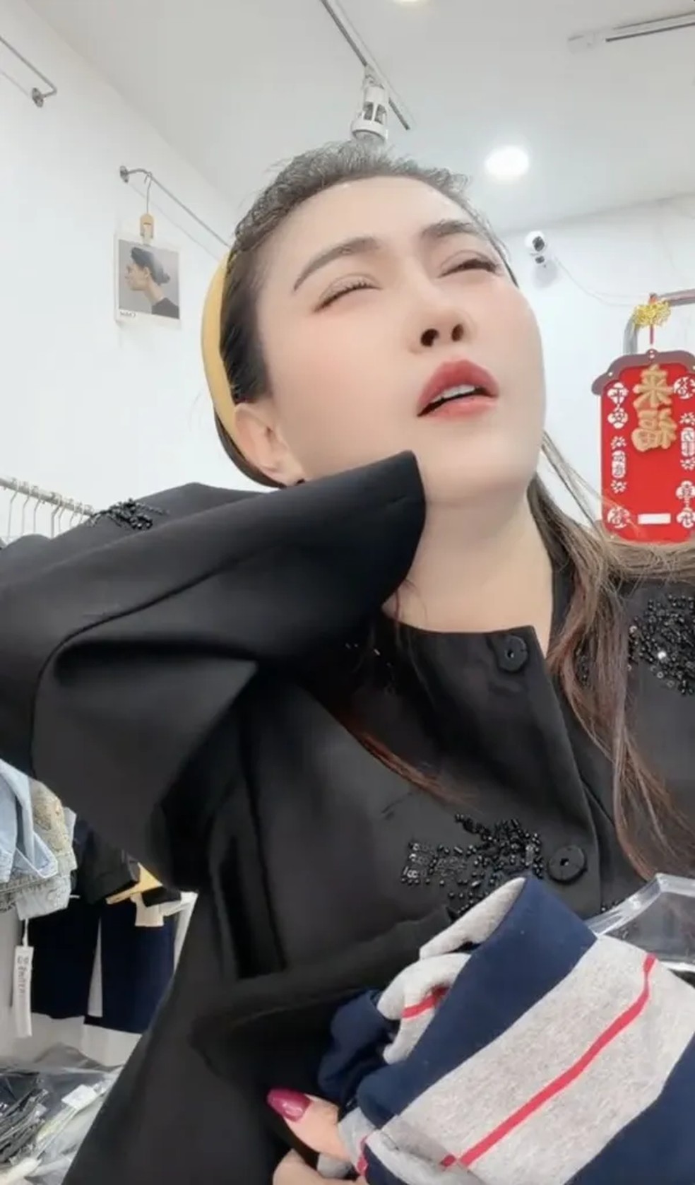 Influenciadora tem dor de cabeça intensa durante live na China, pede ...