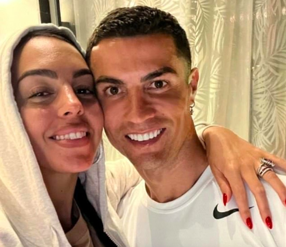 Cr7 Posa Com Namorada E Irmã Em Meio A Críticas De Portugueses Que O Pedem No Banco Na Copa