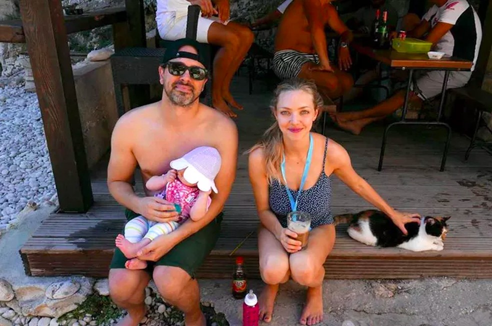 Amanda Seyfried escolhe look feito pela filha de seis anos para assistir ao Emmy