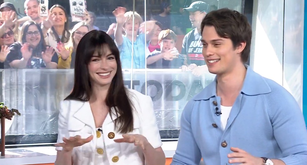 Anne Hathaway se 'treme toda' ao receber vídeo de jogador do Arsenal ...