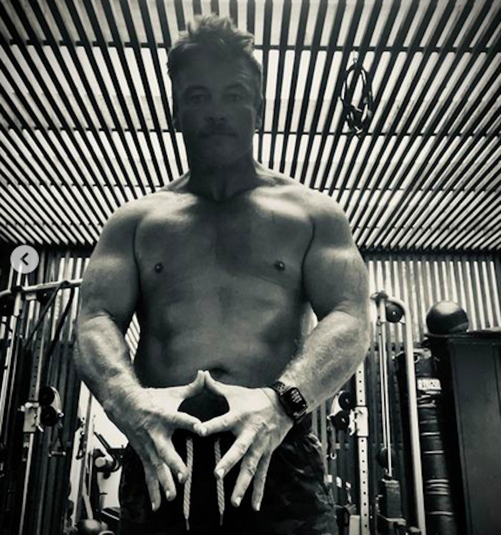 Irmão mais velho de Chris Hemsworth, o Thor da Marvel, passa Réveillon ...