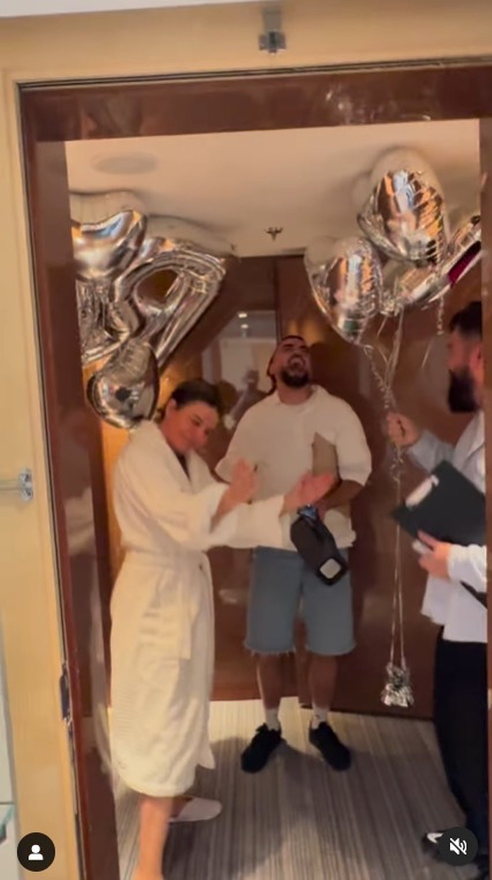 Lisa Rinna posa nua e faz vídeo de roupão para celebrar aniversário: 'F ...