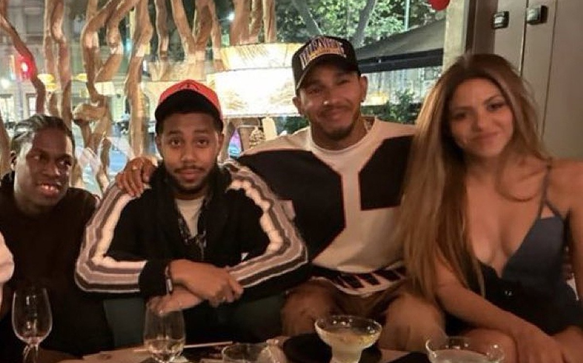 Shakira e Lewis Hamilton posam agarradinhos para foto e especulações de ...
