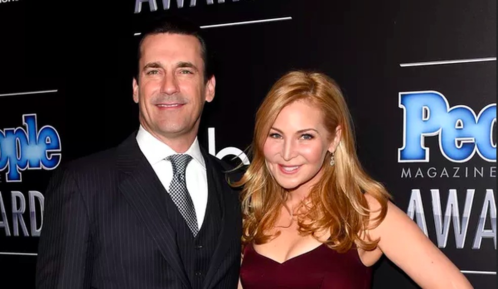 Galã Jon Hamm pede a mão de colega de 'Mad Men' aos 51 anos após dizer ...