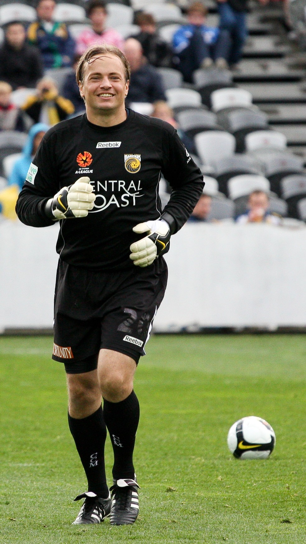 Goleiro ex-Manchester United sofre lesão grave em lance bizarro ao vivo ...
