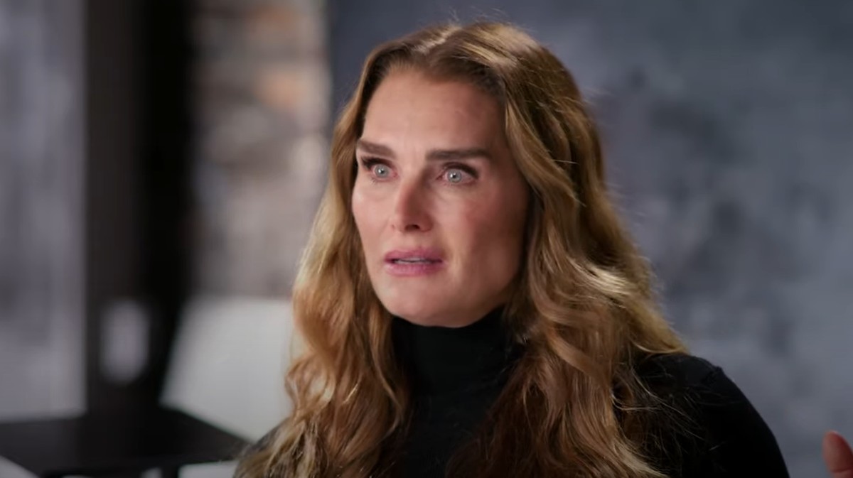 Brooke Shields chora ao relembrar sexualização na infância e se diz ...