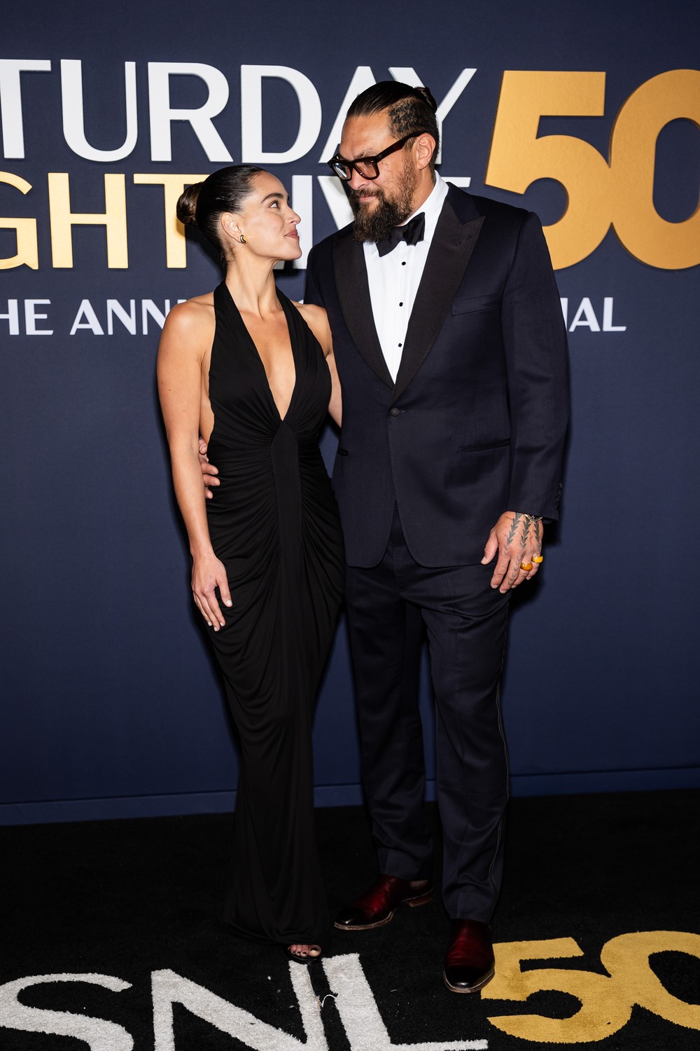 Jason Momoa finalmente estreia em red carpet ao lado da namorada 13 ...