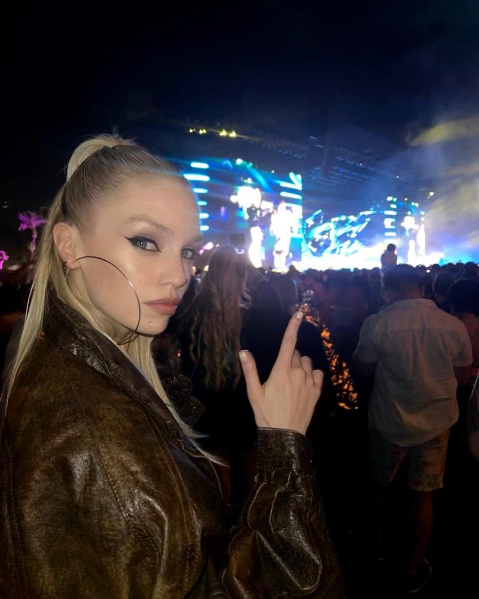 Stella Maxwell, ex de Miley e Kristen Stewart, rouba a cena em Cannes ...
