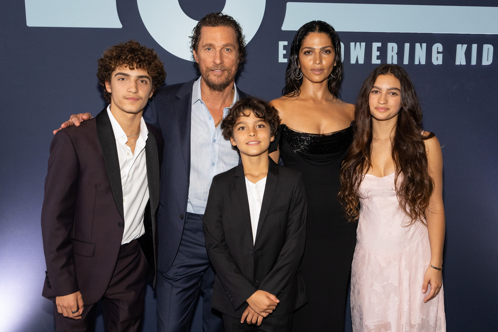 Camila Alves rouba a cena em red carpet de novo filme de Matthew ...