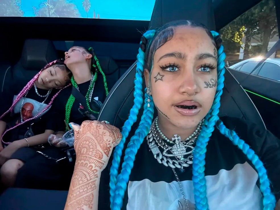 Kim Kardashian é criticada por look da filha de 12 anos com tatuagens ...
