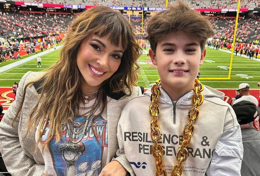 Atriz Alyssa Milano recebe críticas ao posar com filho no Super Bowl ...