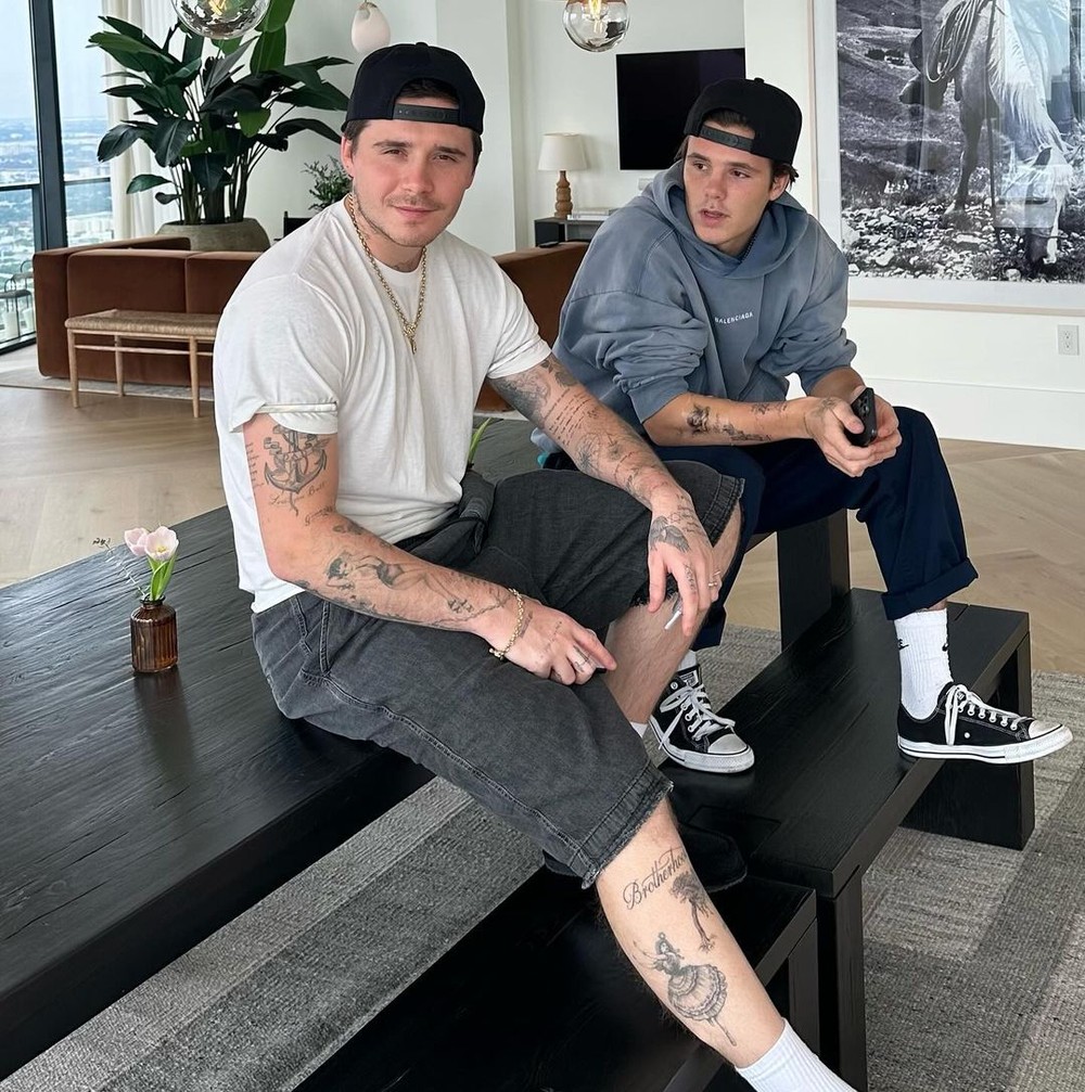 Brooklyn remove e cobre tatuagens que havia feito para os pais, David e ...