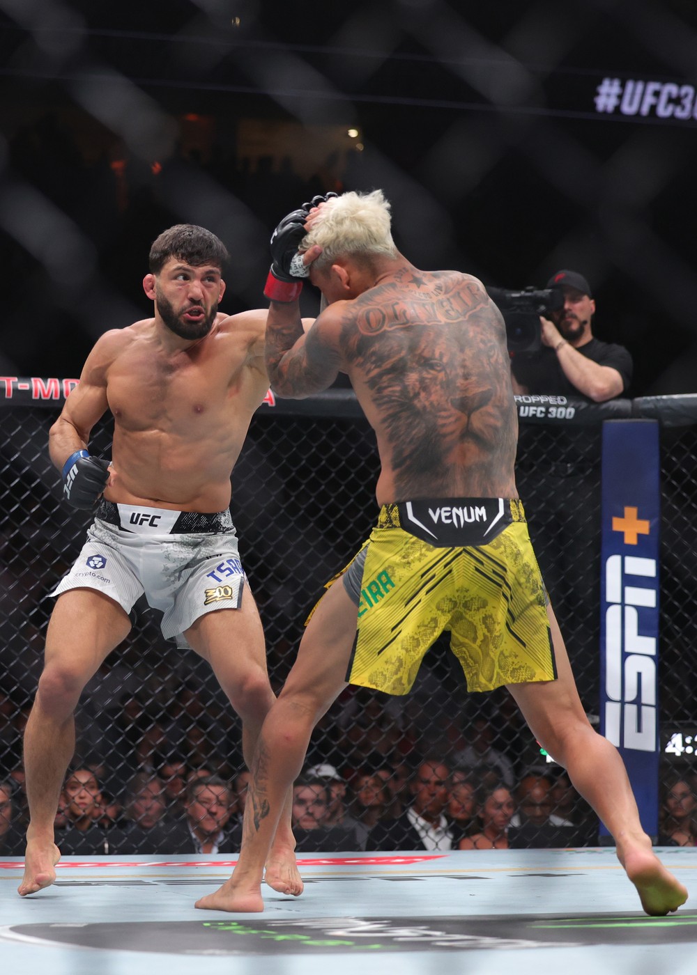 Vídeo mostra astro do UFC dando soco em pessoa na plateia em saída do ...