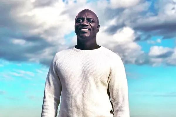 Cantor Akon responde a piadas e memes sobre seus cabelos e diz ter ...