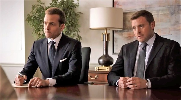 Mãe revela causa da morte de ator de 'Suits' e 'CSI' - Correio de Carajás