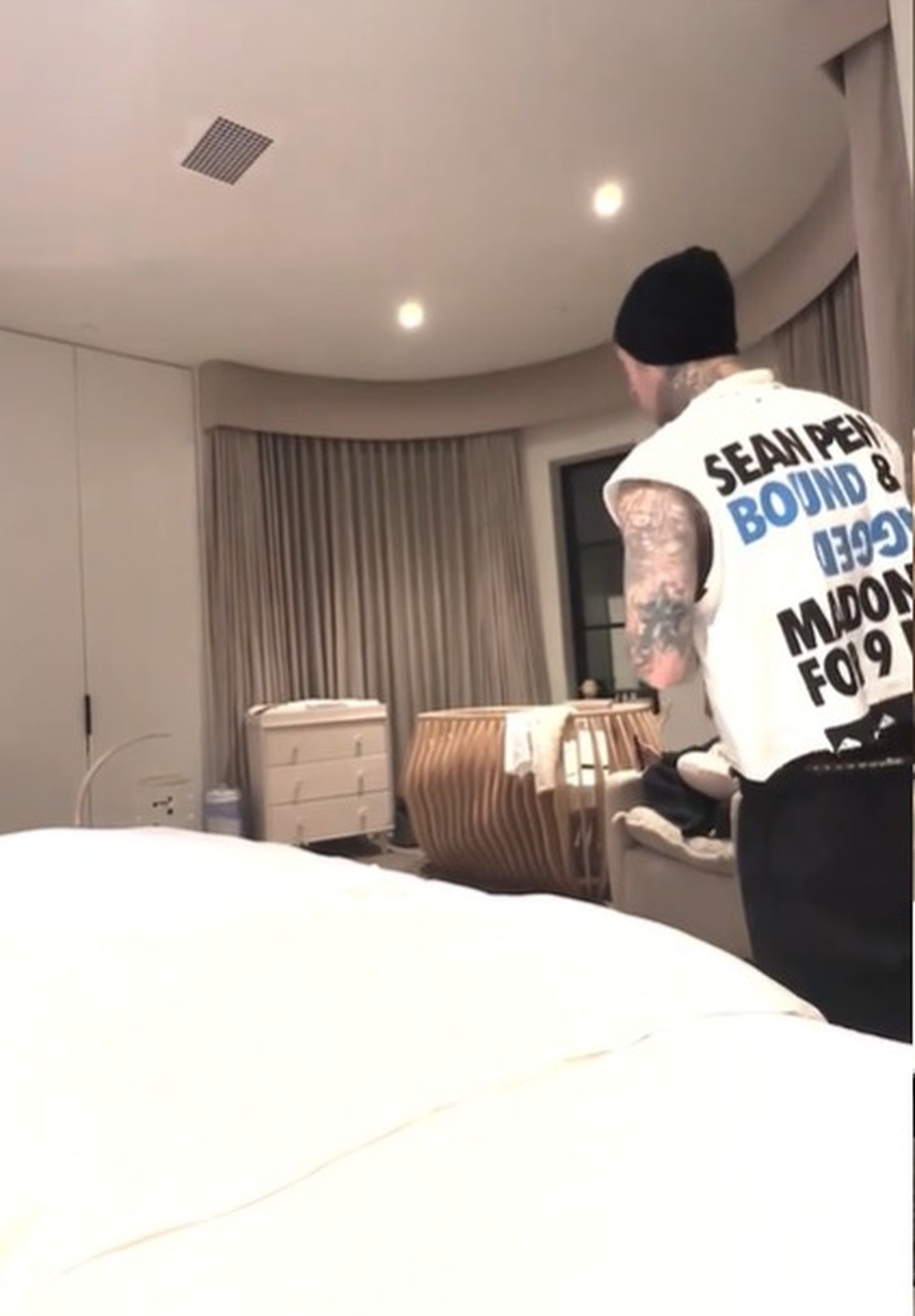 Travis Barker usa camiseta com menção a suposto abuso de Madonna ...