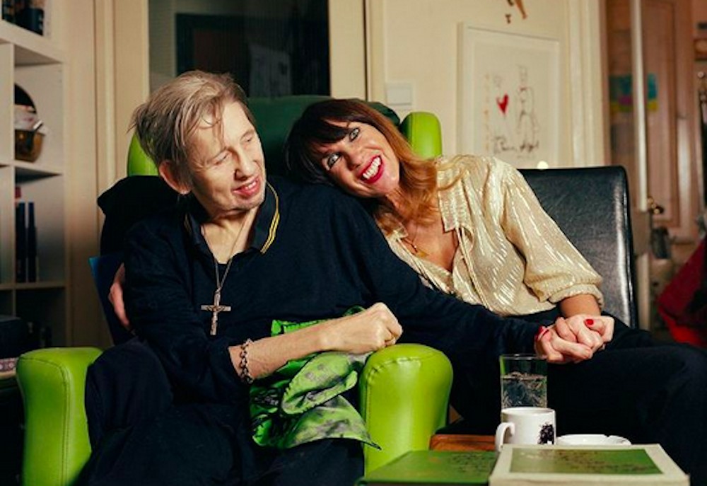 Esposa choca ao mostrar fotos de astro do rock internado por causa de ...