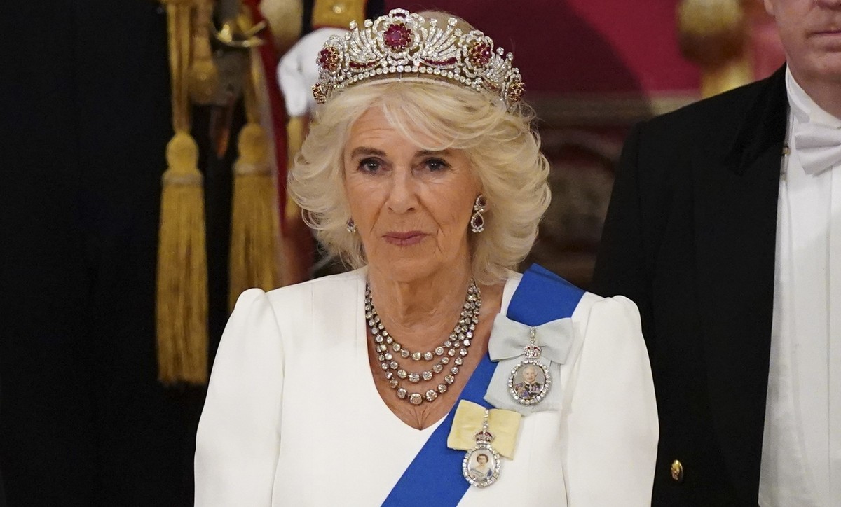 A história polêmica da tiara de R$ 48 milhões usada por Camilla em ...