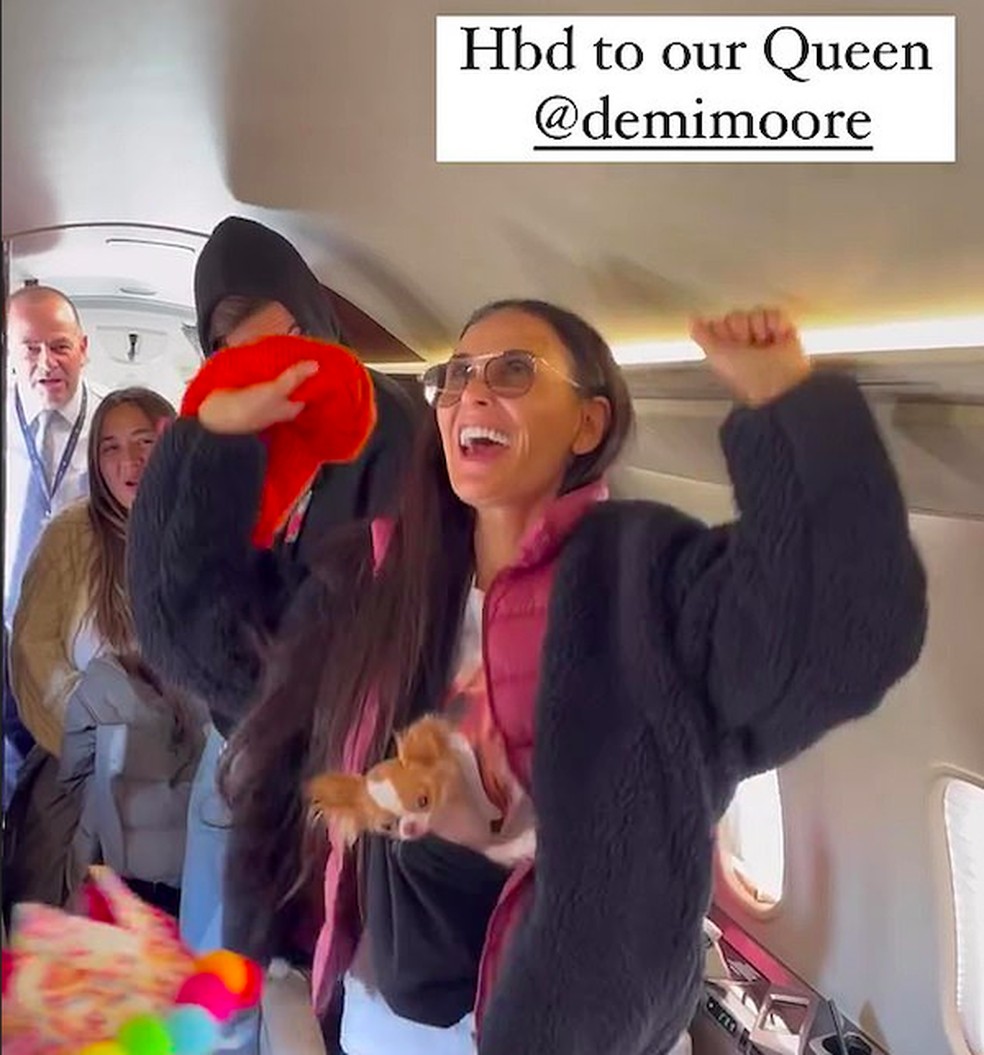 Demi Moore comemora 60 anos a bordo de jatinho particular com filhas e cães