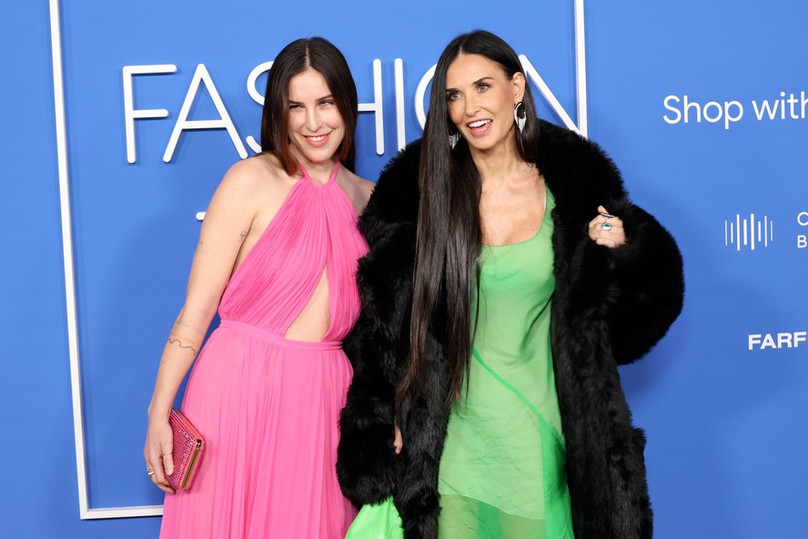 Demi Moore mostra tudo em cima aos 60 anos ao ir com filha em evento ...