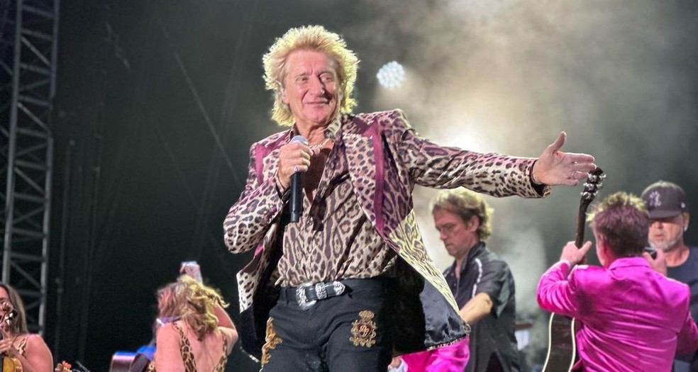 Rod Stewart quase desmaia no palco e interrompe show para usar cilindro ...