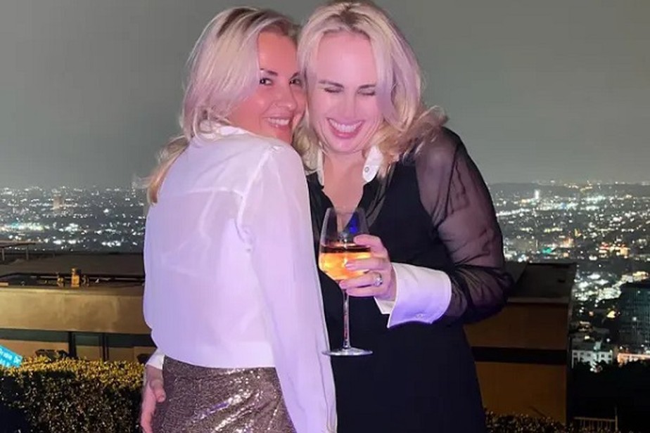 Rebel Wilson fica noiva de Ramona Agruma após sete meses de ...