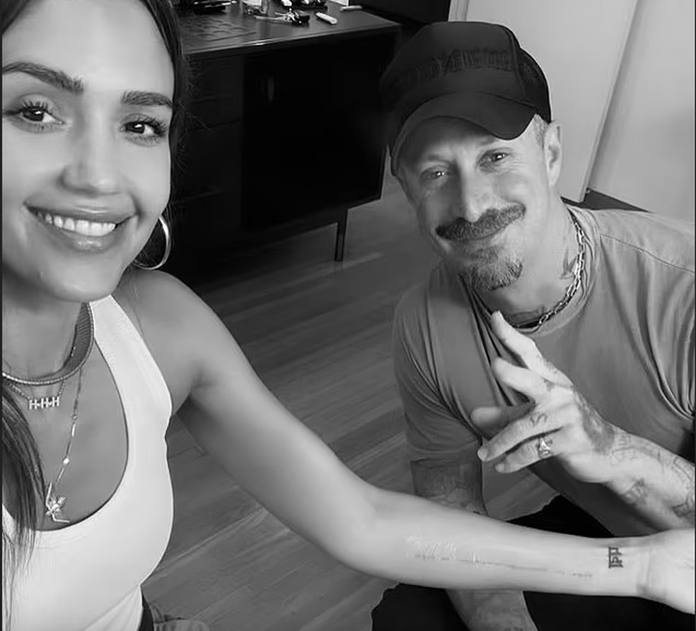Jessica Alba faz tatuagem 'cheia de camadas' poucas semanas após ...