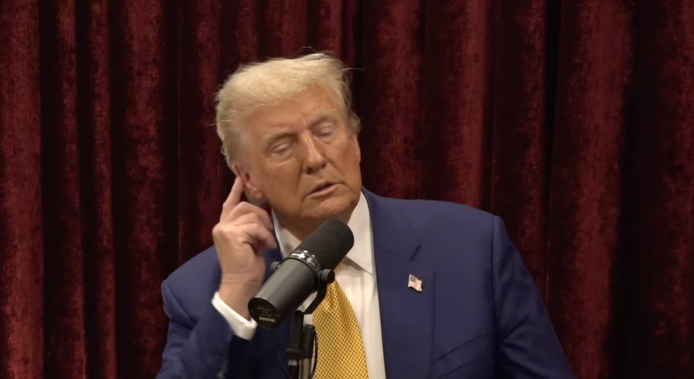 Donald Trump exibe cicatriz de tiro sofrido na orelha em atentado ...