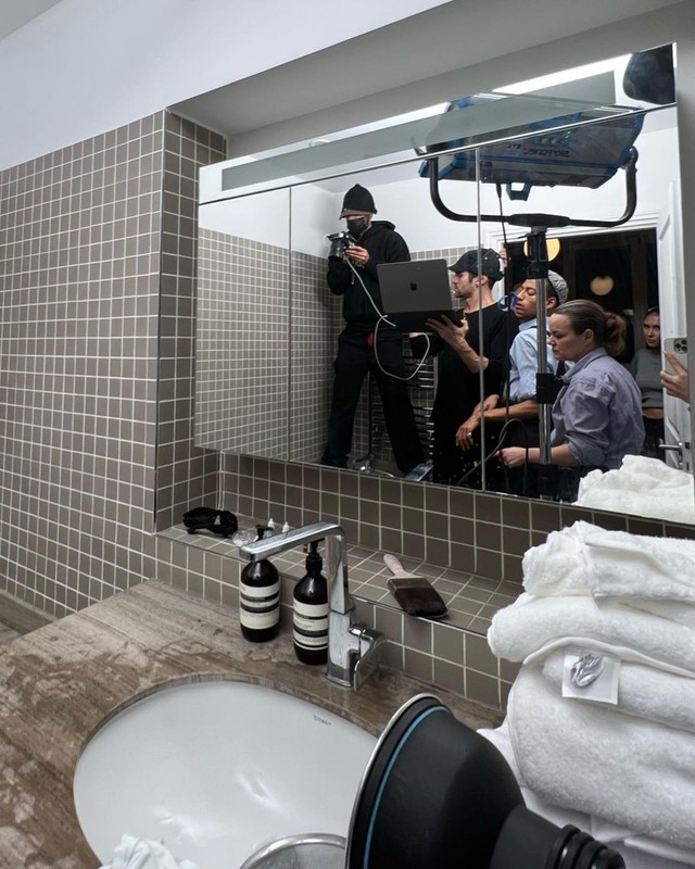 Mia Khalifa surpreende fãs ao posar nua submersa em banheira em ...