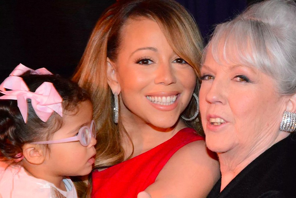 Mariah Carey está 'de volta ao trabalho' após morte da mãe e da irmã e ...