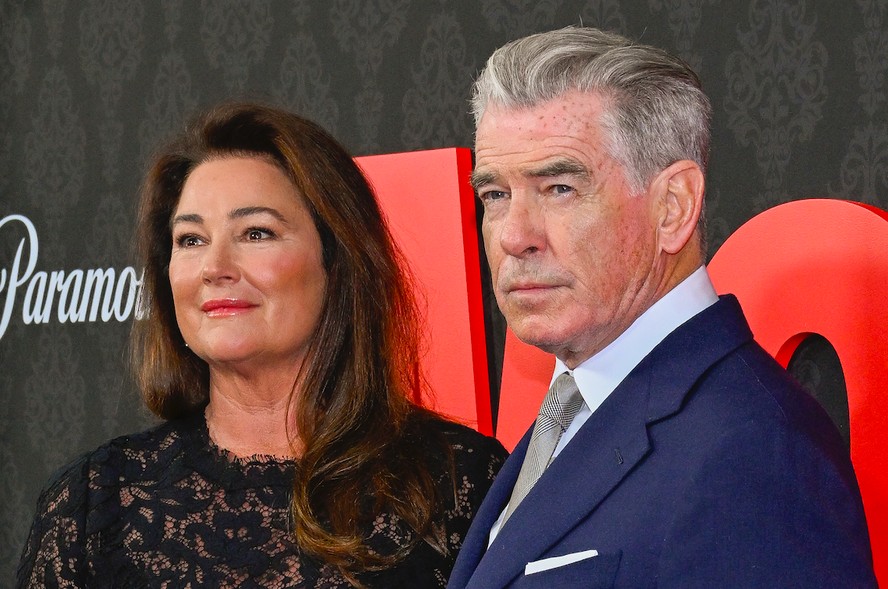 Mulher de Pierce Brosnan surpreende ao aparecer com ex-007 em red ...
