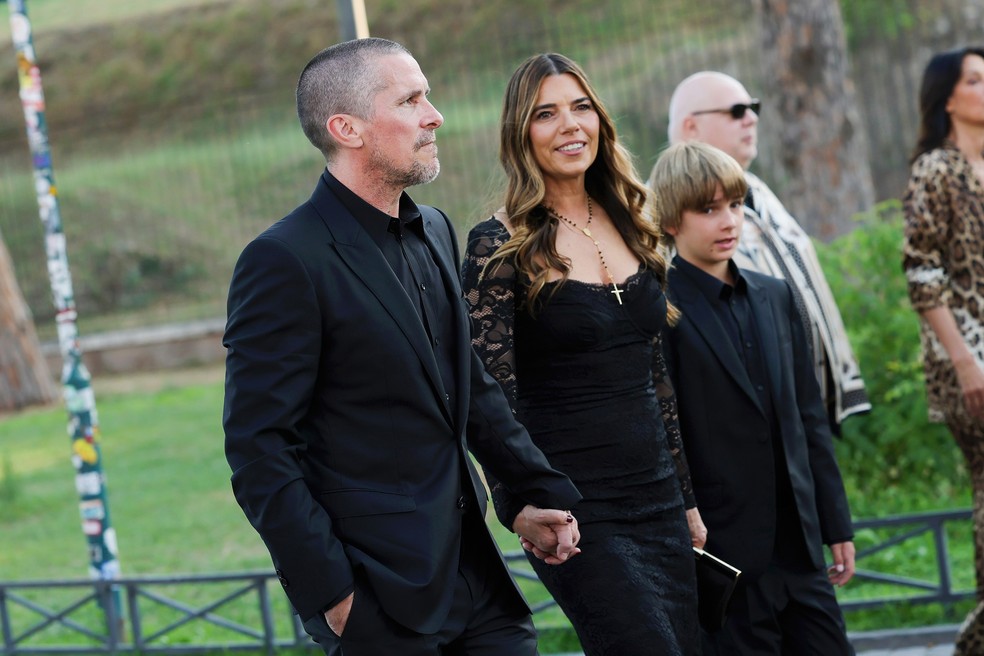 Christian Bale posa com os filhos em foto raríssima de família
